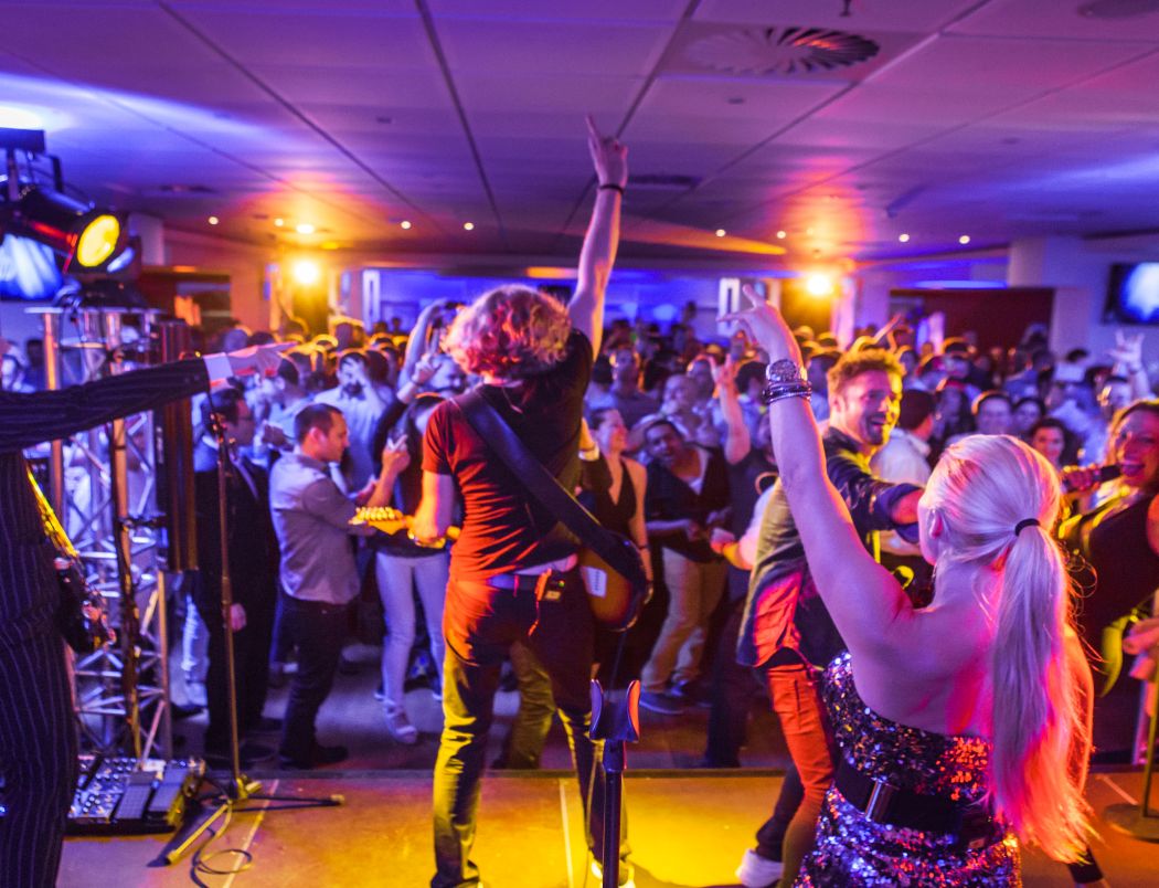 Hochwertige Musikshows für Veranstaltungen mit DJ Plus Liveband von ...