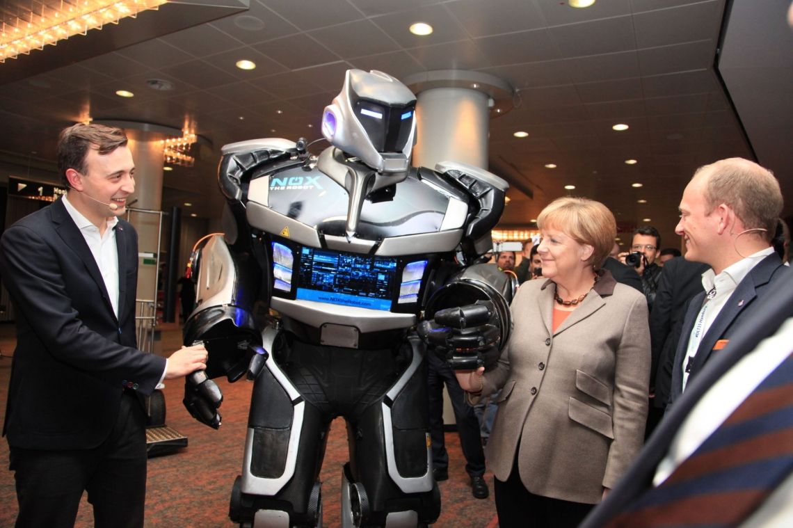 NOX Robots: Digitalisierung zum Anfassen Der größte Eventroboter der ...